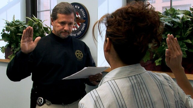 Watch Manhunters: Fugitive Task Force Roxanne's First Fugitive S1 E2 ...