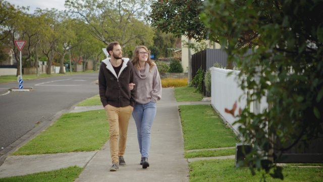 Watch House Hunt Turbulence in Communal Waters S1 E8 | DIRECTV.