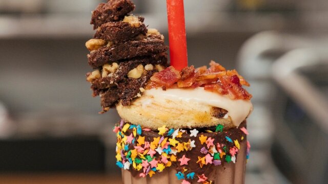 Watch Kids Baking Championship Shake, Shake, Shake S10 E9 | DIRECTV.